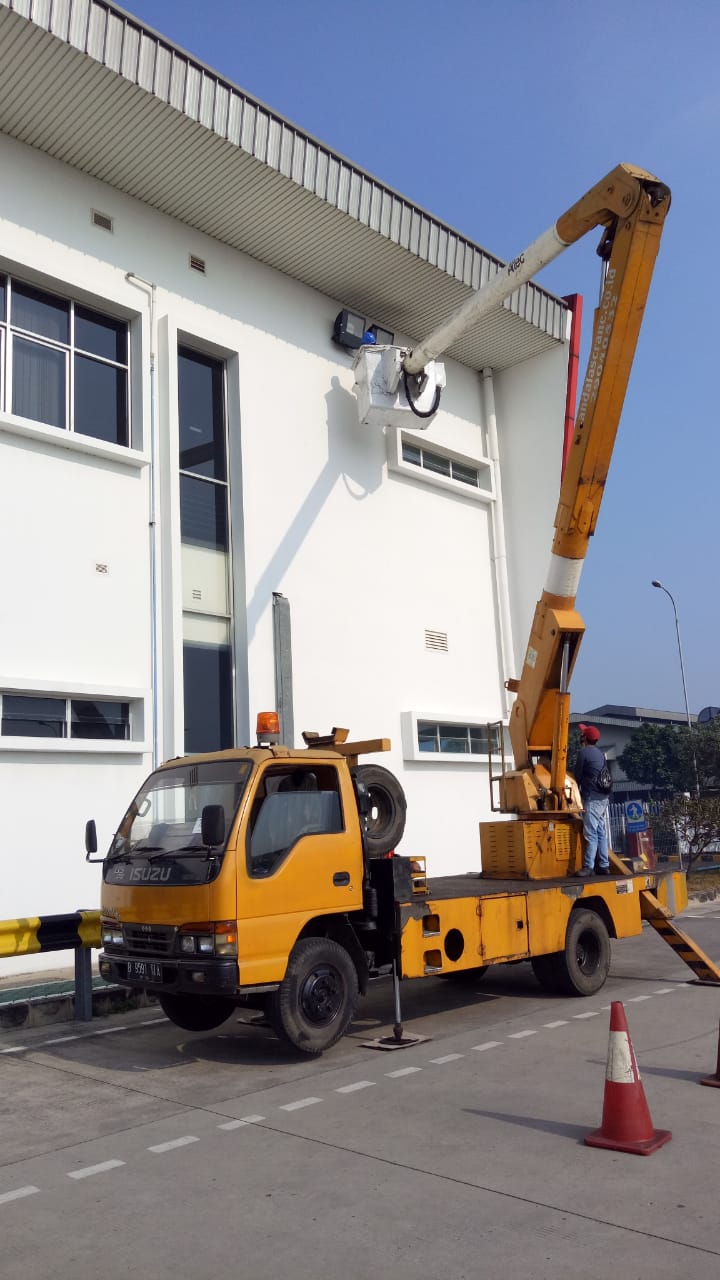 RENTAL BOOM LIFT: RENTAL / SEWA MOBIL PJU / MOBIL SKYLIFT BOGOR