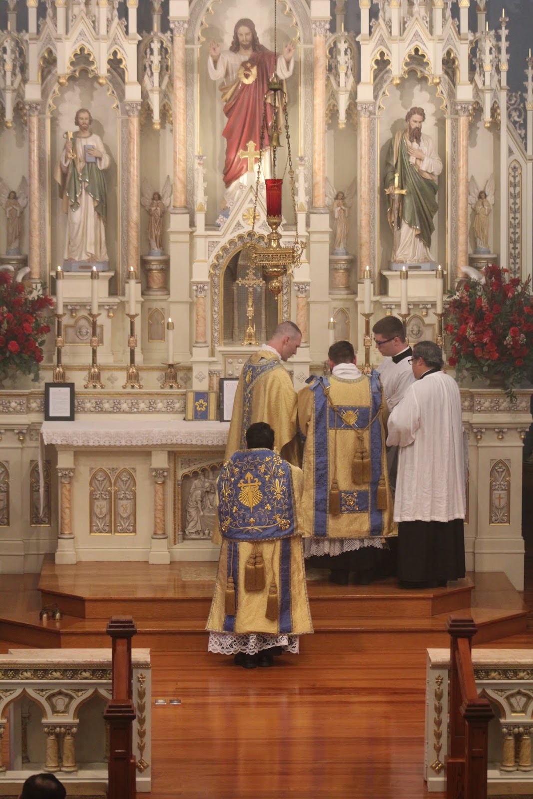 New Liturgical Movement: Photos of a New Priest’s First Mass