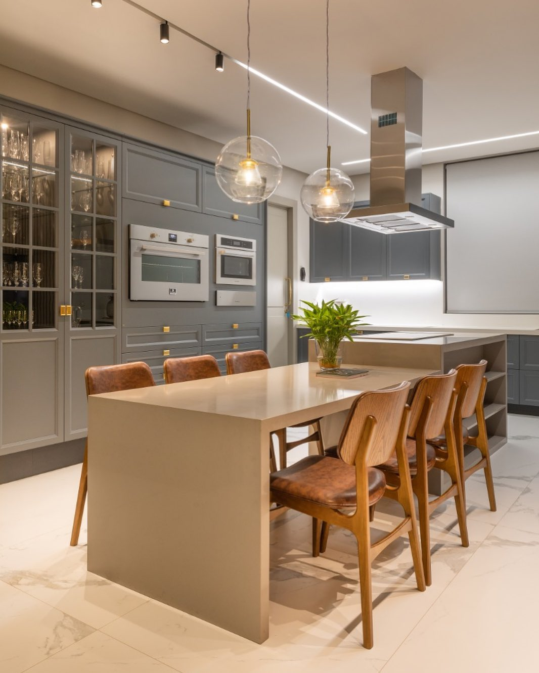 Cozinha cinza e marrom com mix de estilos clássico/contemporâneo e ...