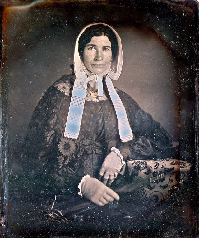 Lady in Style – Glamorous Photos of Fashionable Women in the Mid-19th ...