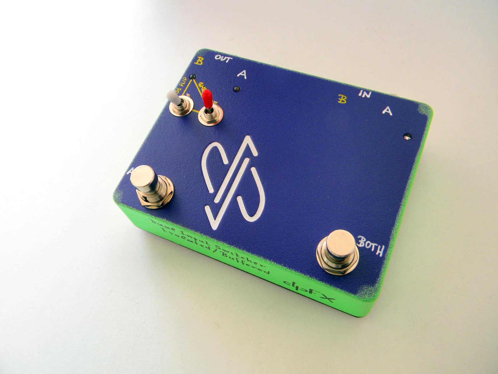 AB Box with 2 inputs & 2 outputs (isolated, active, buffered) - dpFX Pedals