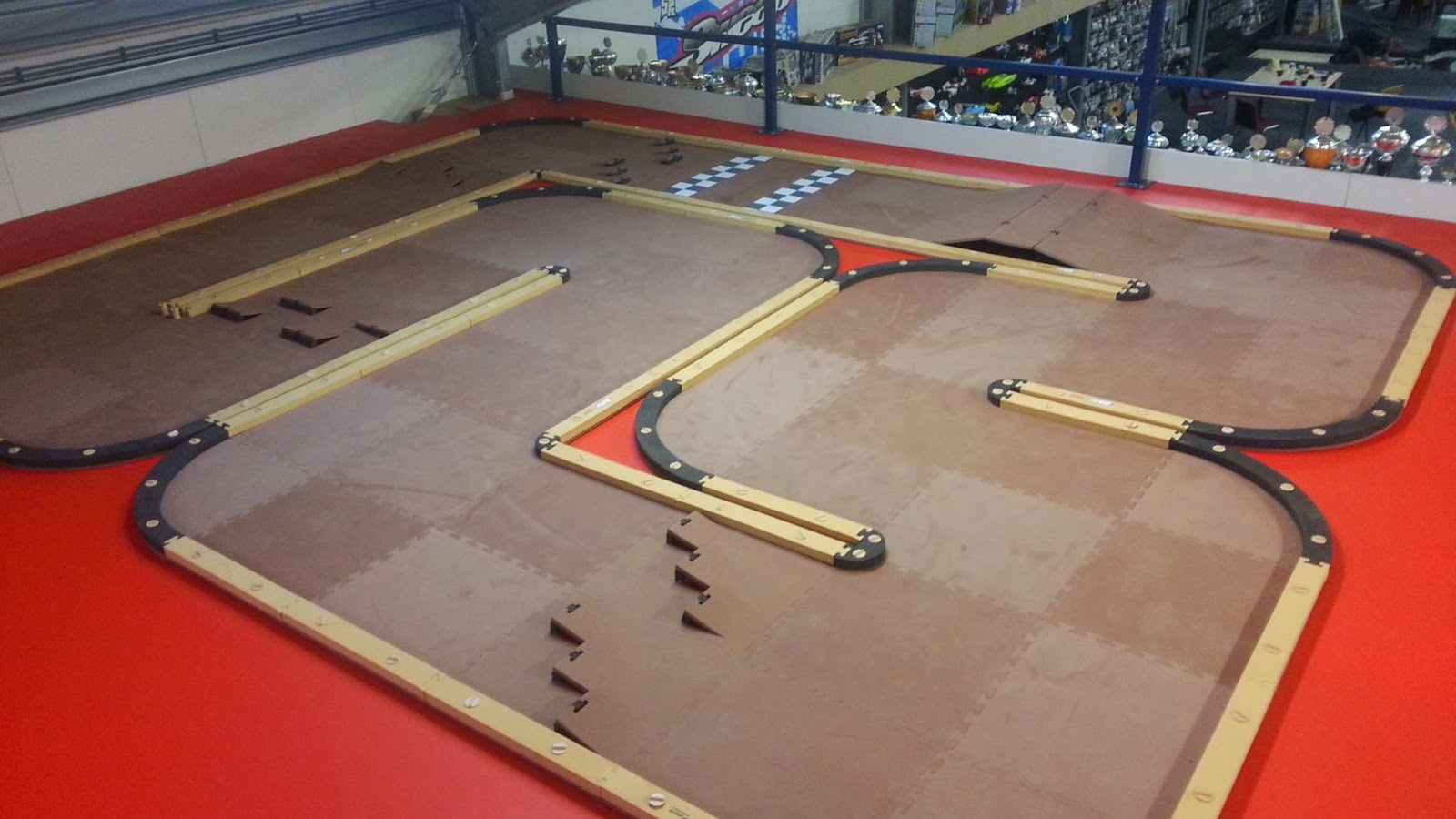 KYOSHOSAN: RC Paradise Track by The Border RC