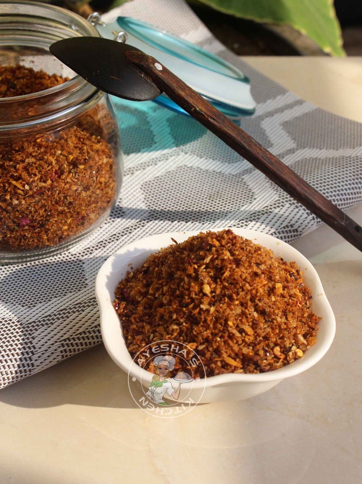 HOW TO MAKE CHUTNEY POWDER - DRY FISH / UNAKKAMEEN CHAMMANTHI PODI