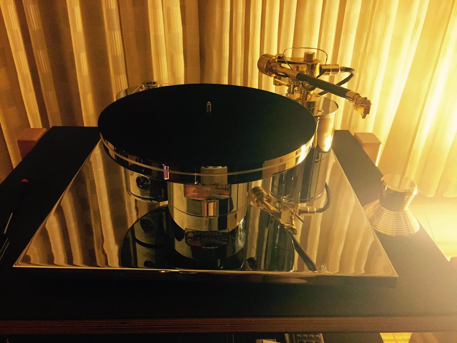 TriangleArt turntable room at RMAF 2014 – Ultimate High-Fidelity