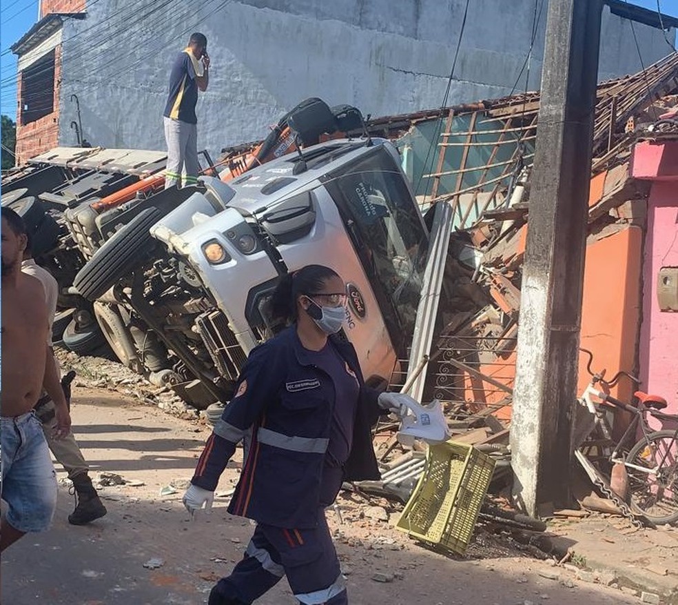 Caminhão desce ladeira desgovernado e atinge quatro casas na Bahia