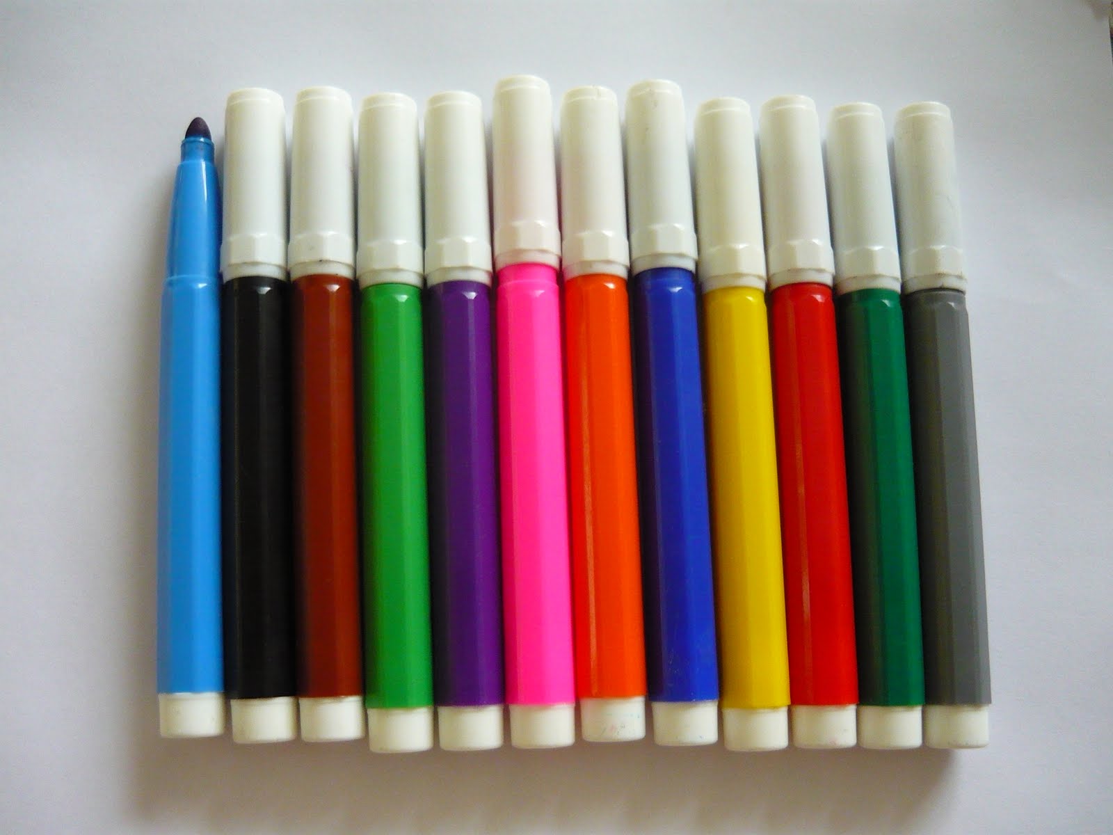 Matías vió esto: 12 colores de marcadores