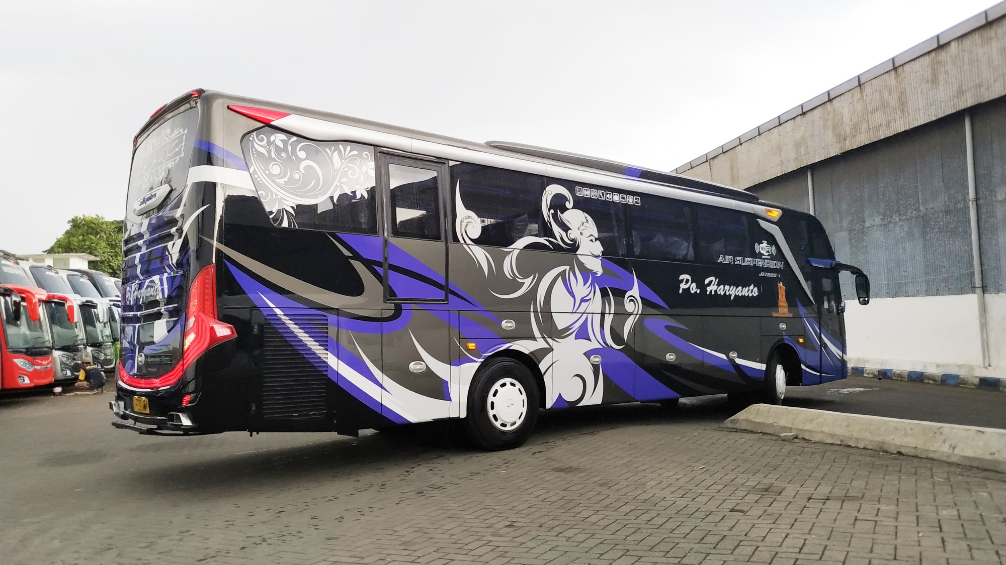 Segini Harga Bus Besar dengan Sasis Mercedes Benz - Jalur Bus