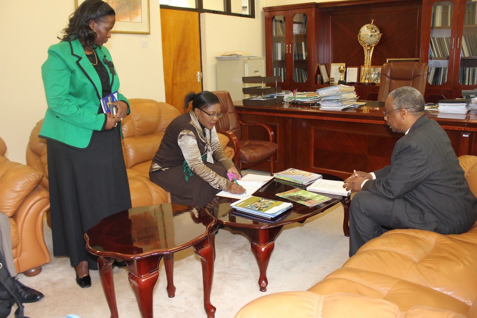 MATUKIO @ MICHUZI BLOG: KATIBU MKUU MALIASILI NA UTALII ATEMBELEA MAKAO MAKUU TANAPA, ARUSHA