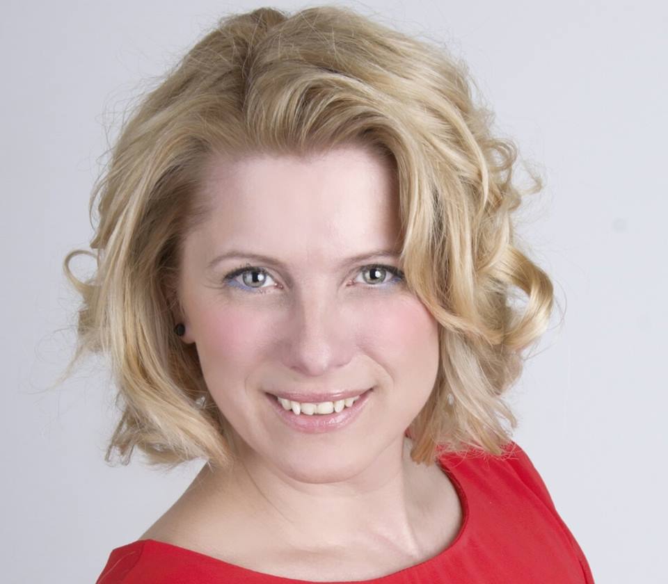 Könyvmánia.: "A fejemben pörög a film, én meg leírom…" - Interjú R ...