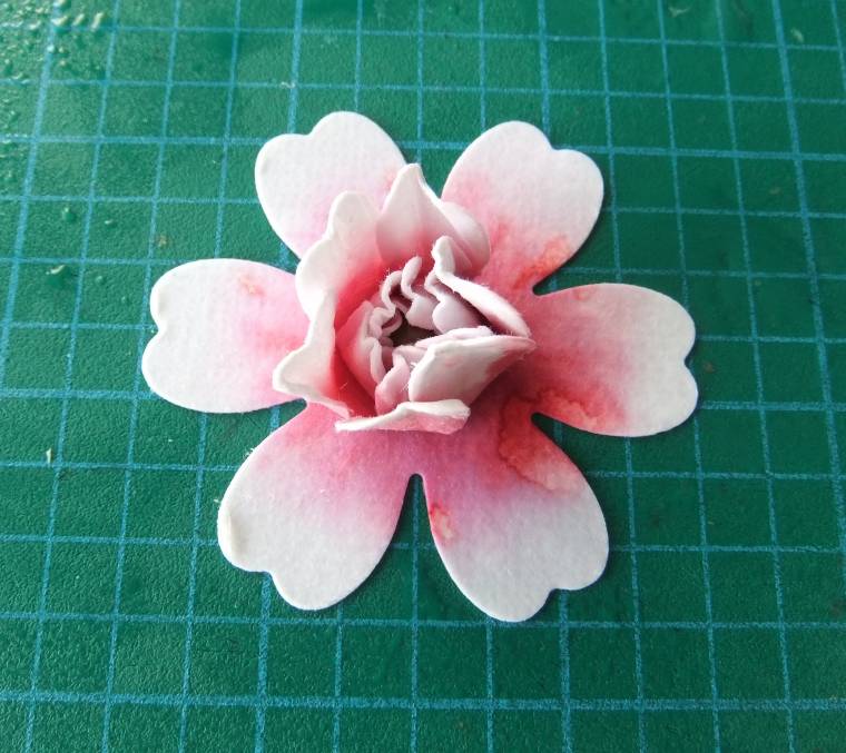 From My Craft Room: Wrinkled Flower Coloured With Distress Ink Tutorial