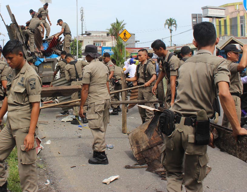 Satpol PP Tertibkan PKL di Jalan Aru - Swapena Satpol PP Tertibkan PKL di Jalan Aru - Swapena