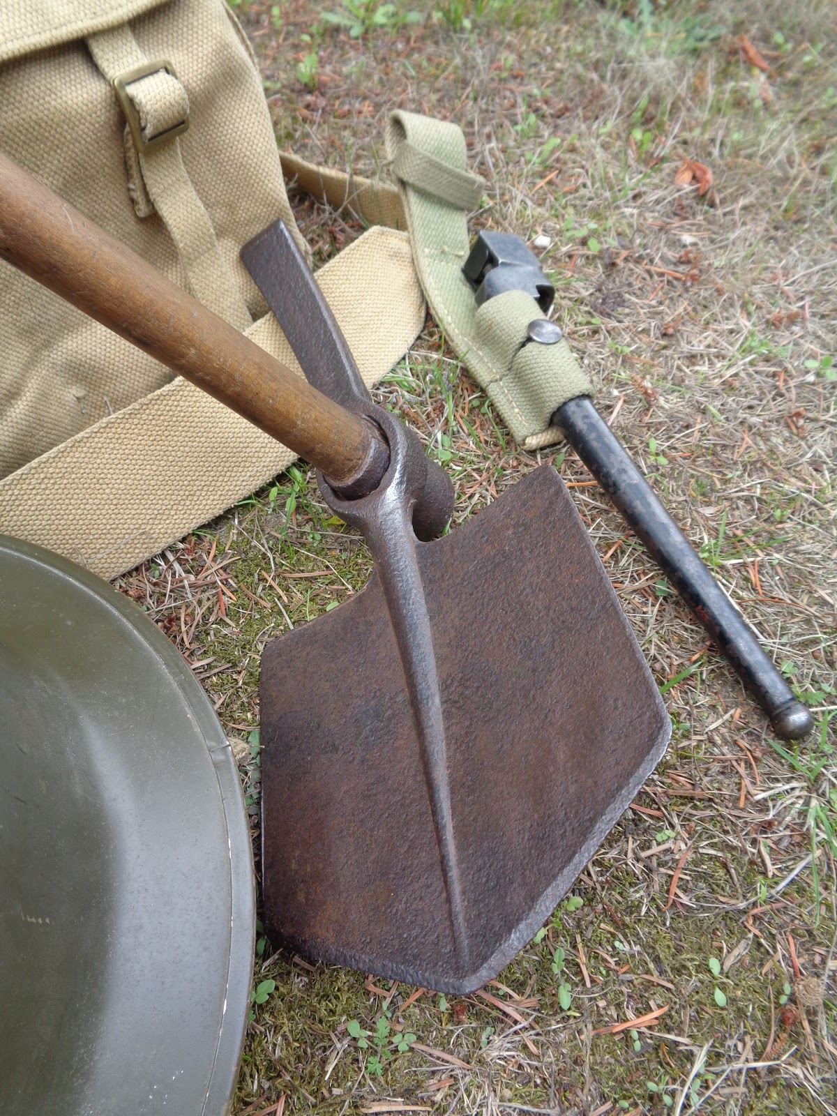 Four Bees: British Entrenching Tool, WW2, "Implement Entrenching ...