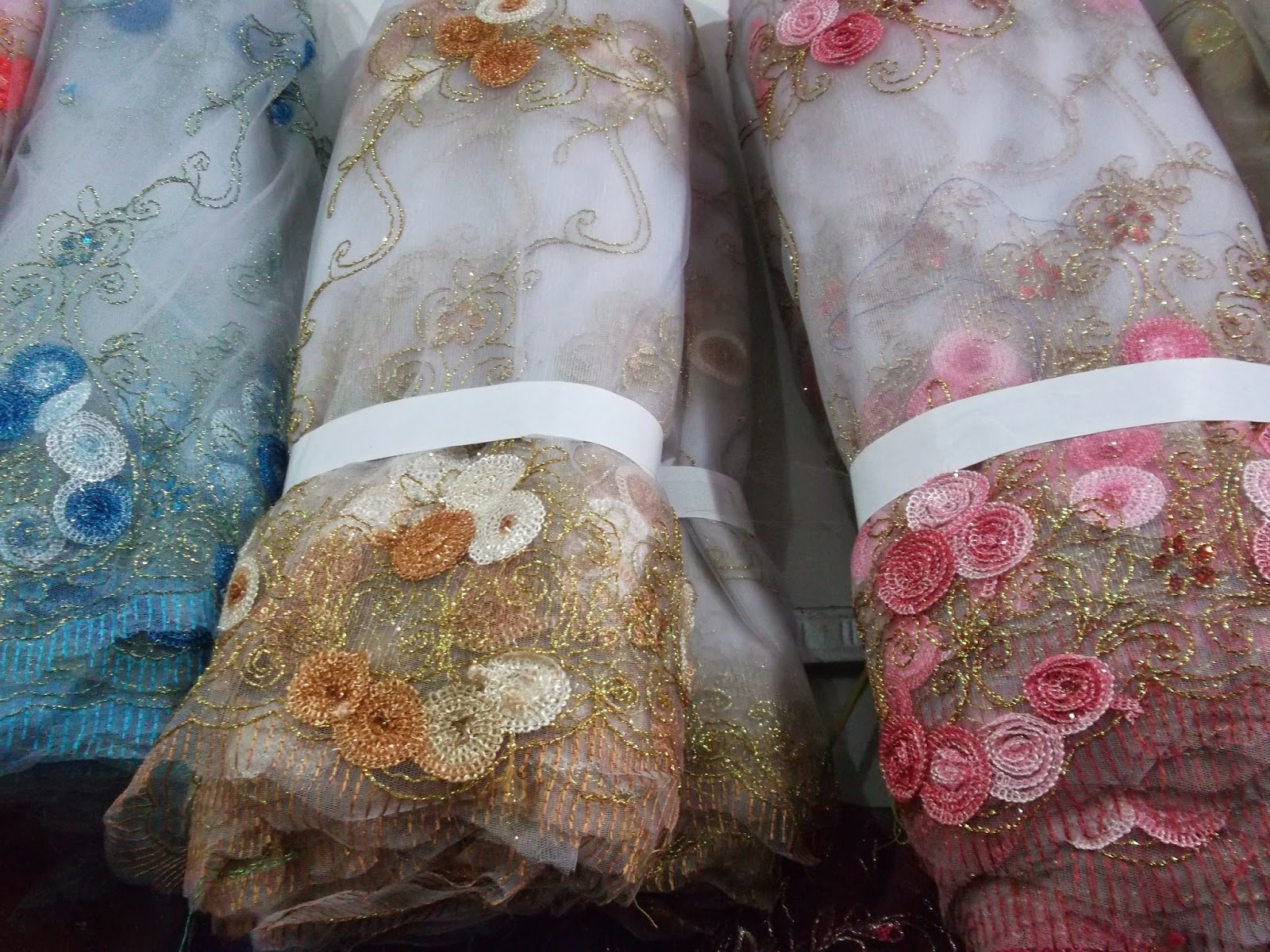 TOKO KAIN MARKO SRAGEN: Kain Tile motif pita bunga