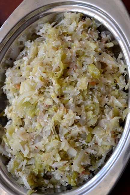 Vaniensamayalarai: Cabbage Poriyal / Muttakos Curry