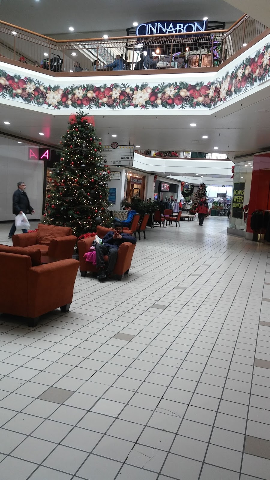 ZANZIBAR NI KWETU: WOODBINE MALL YA TORONTO YANG'ARA KWAAJILI YA MWAKA ...