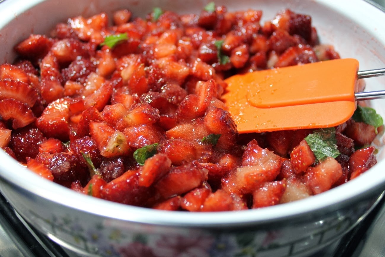 DEGUSTA TERAPIA: GELEIA DE MORANGO COM HORTELÃ