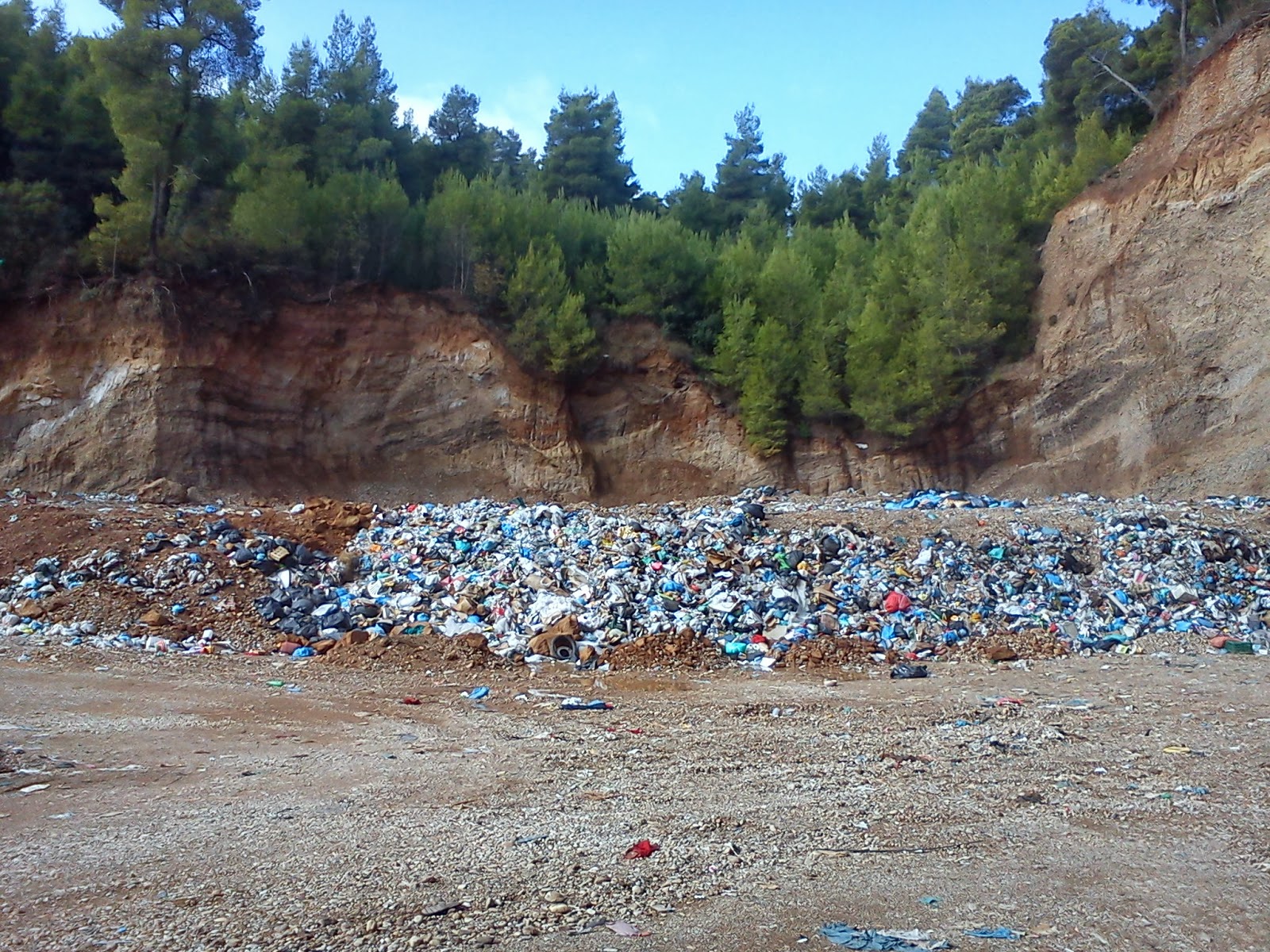 ΕΤΟΙΜΑΖΟΥΝ ΣΚΟΥΠΙΔΟΤΟΠΟ ΔΙΠΛΑ ΣΤΟΝ ΠΟΤΑΜΟ ΑΛΦΕΙΟ!!! ΔΕΝ ΦΤΑΝΕΙ ΠΟΥ ...