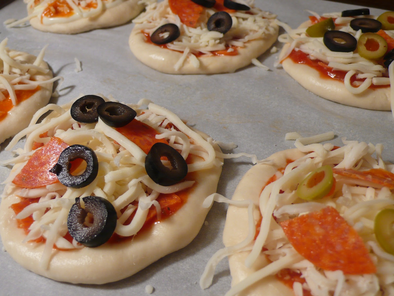 Joyously Domestic: Quick and Easy Mini Pizzas