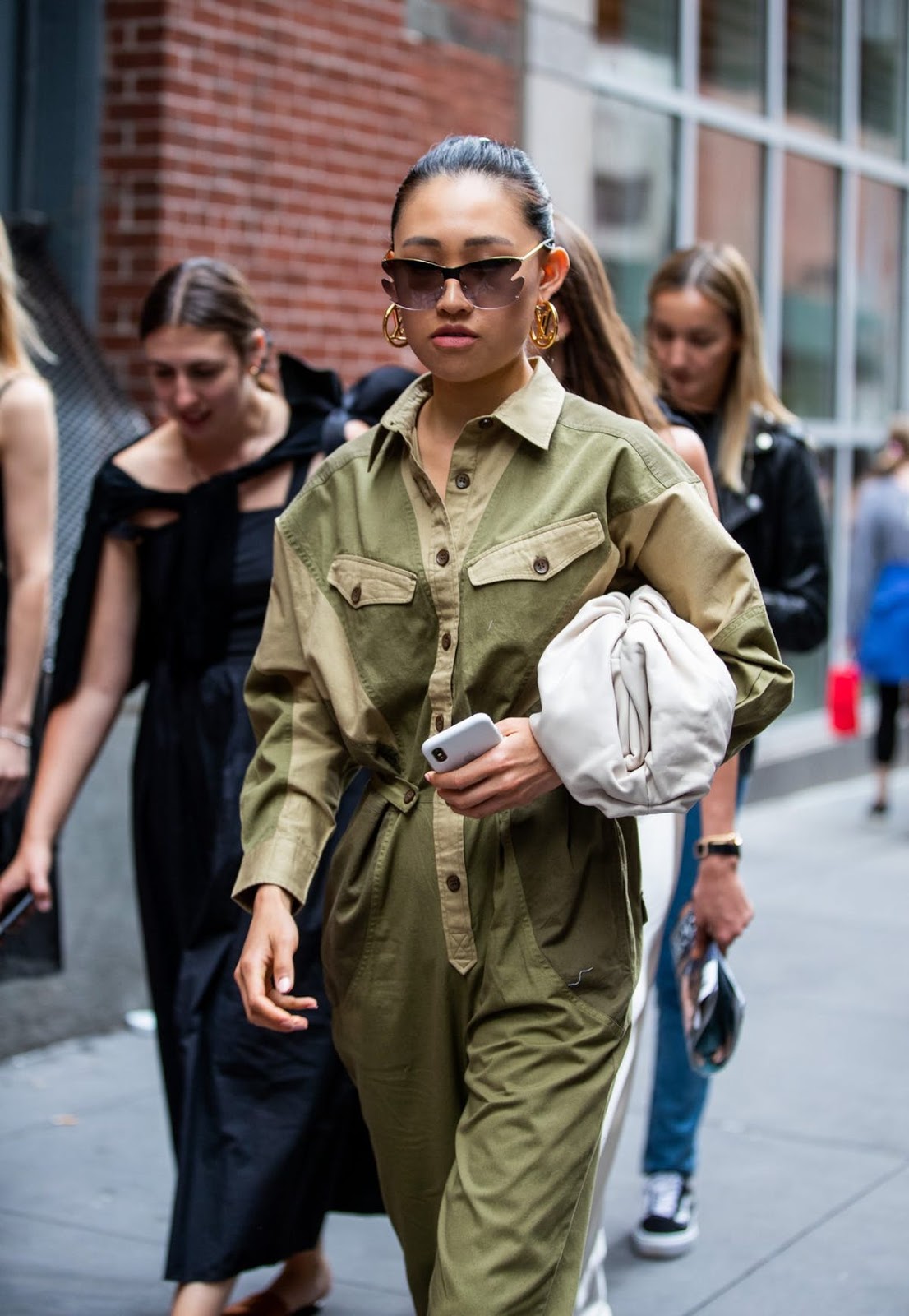 TRENDS; EL POUCH VUELVE FUERTE.-