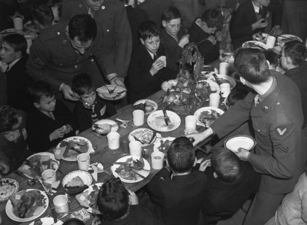 18 Vintage Photos Show How People Celebrate Thanksgiving Through the ...