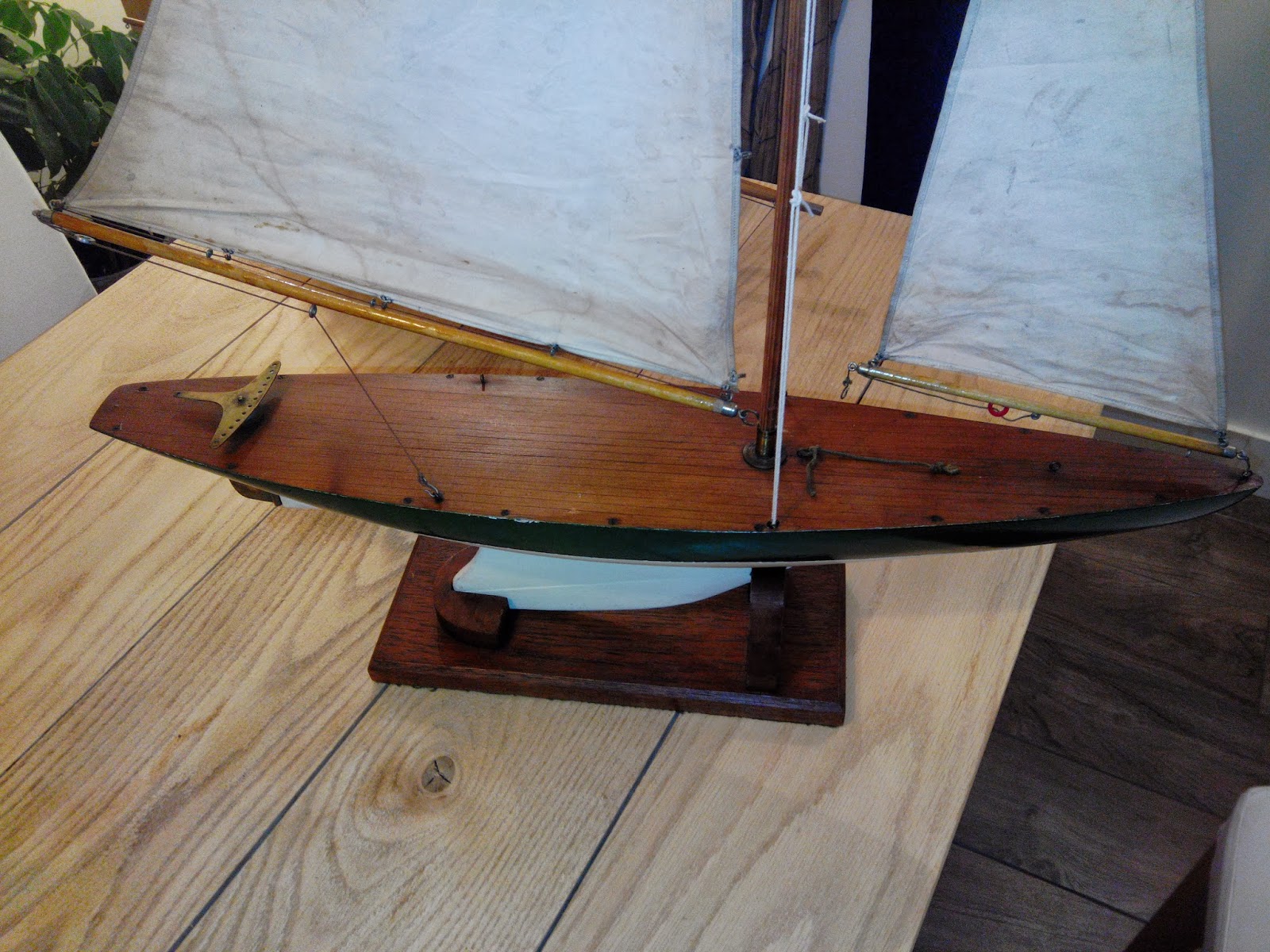 Voiliers de bassin & Pond yachts: Racer anglais blanc & vert