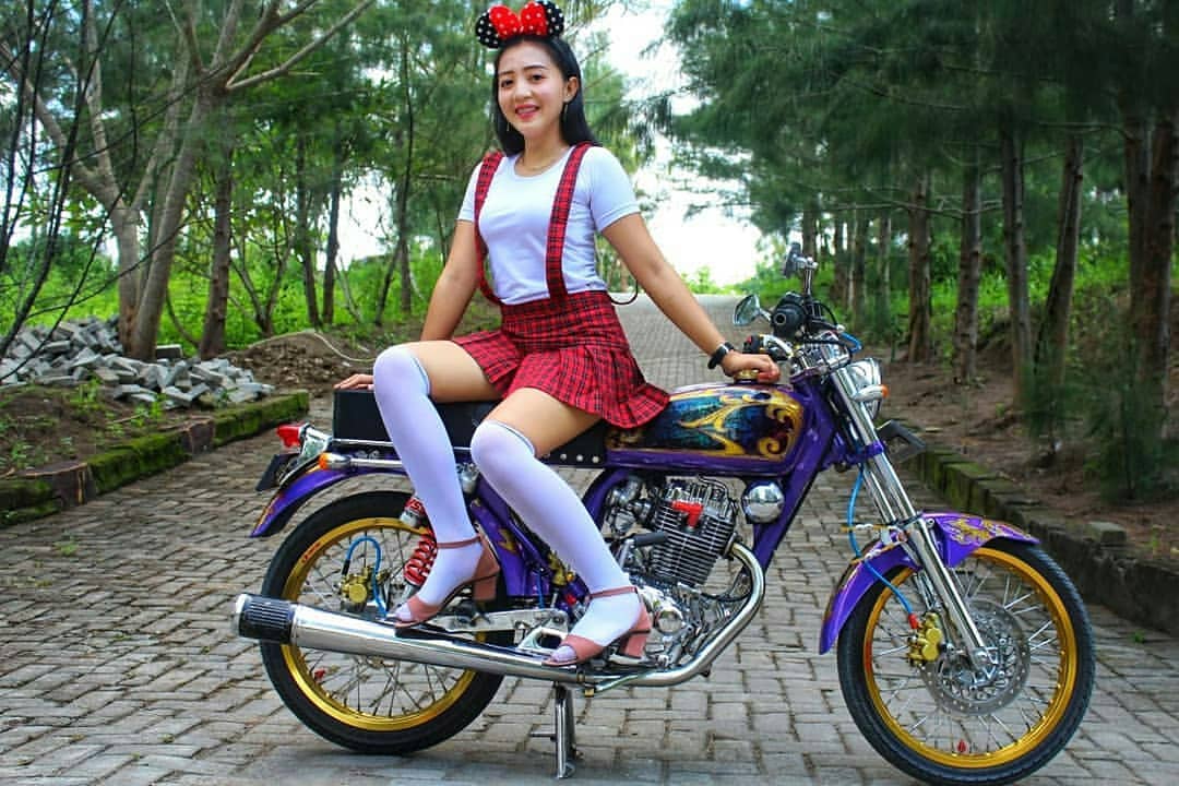 Cewek Cantik Model Motor Modif dan Klasik. Cantiknya Bikin Gagal Fokus Sob!