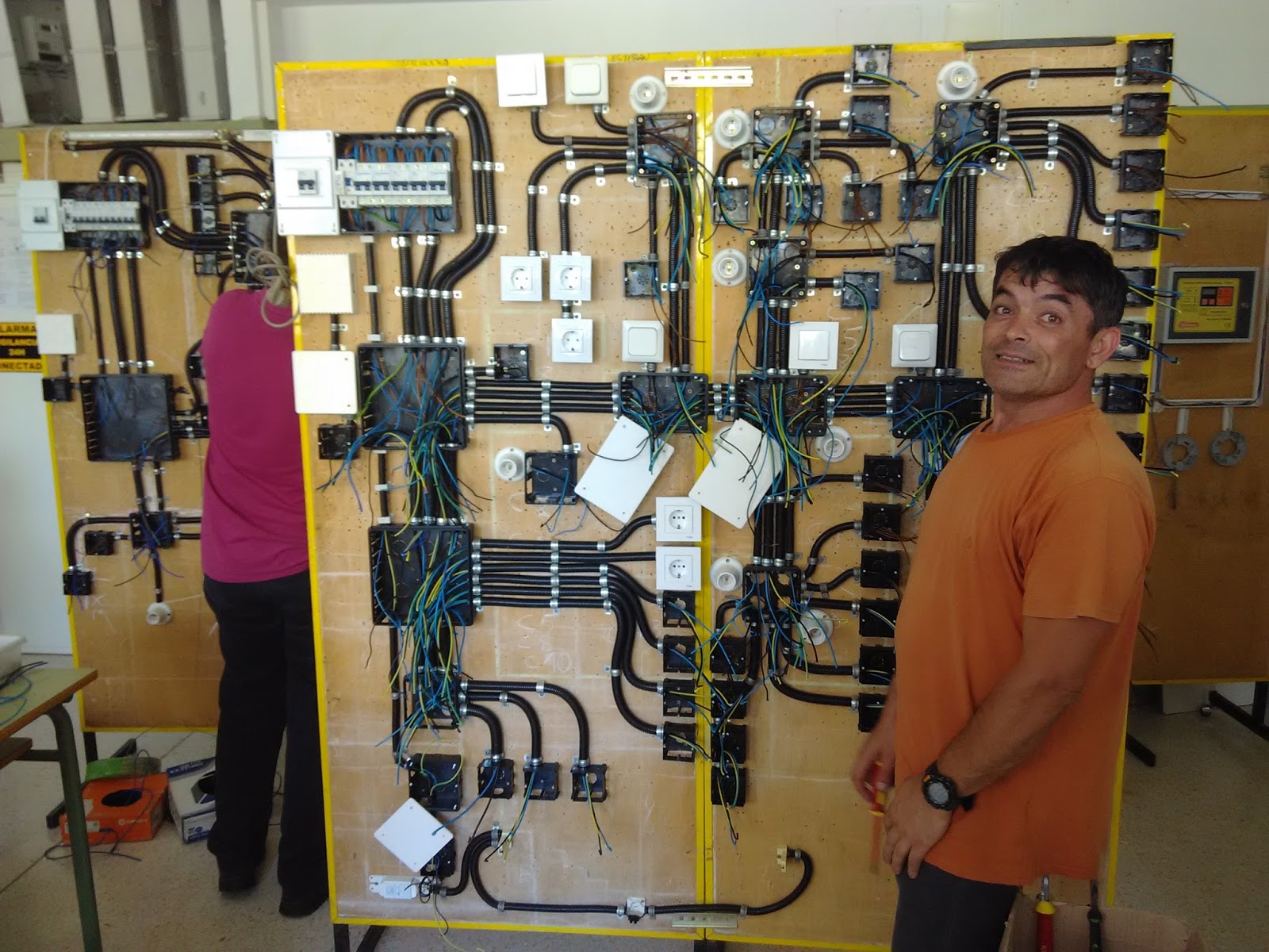 El Buscapolo Terminando En Instalaciones El ctricas De Interior el-buscapolo-terminando-en-instalaciones-el-ctricas-de-interior