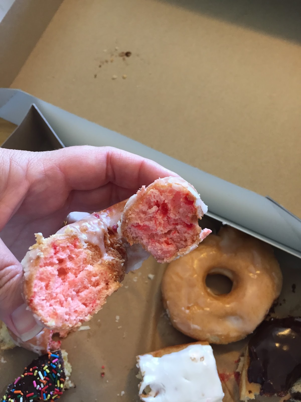 The Great Chicagoland Donut Hunt: DeEtta's Bakery - Naperville