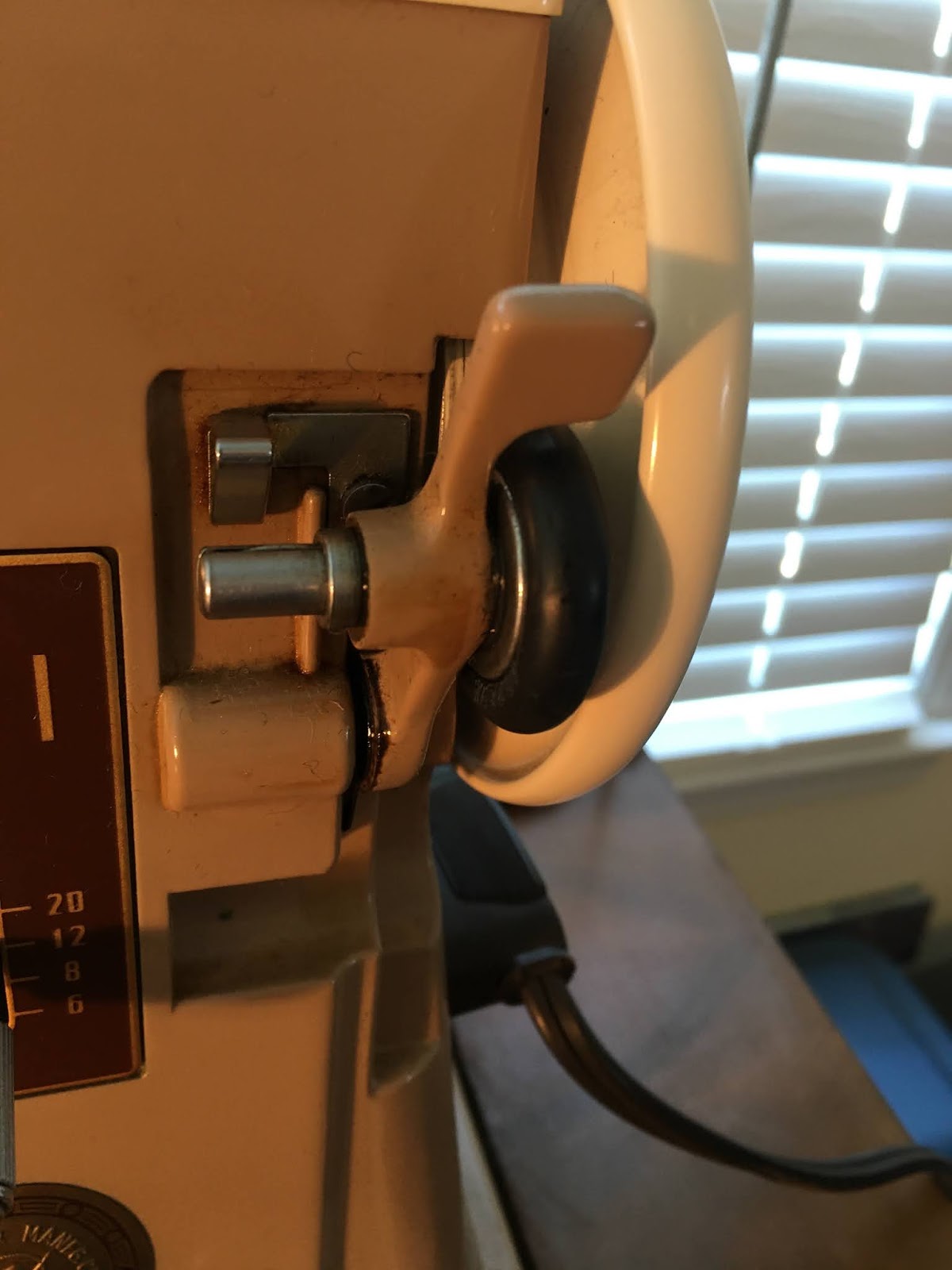 Reclaimed Stitches: A Match Up Between Singer 401 and Singer 600e