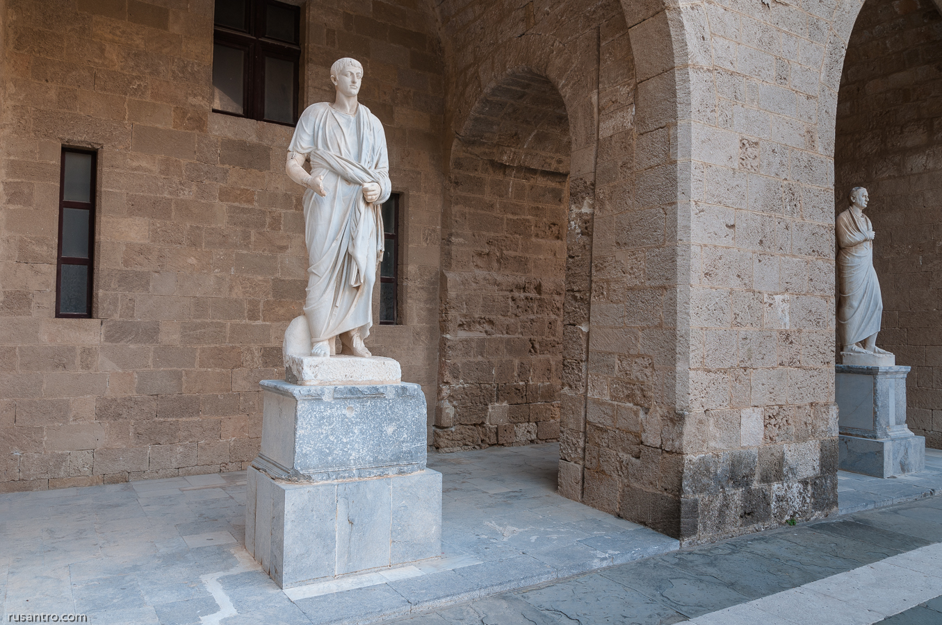 Rodas salas noslēpumu meklējumos