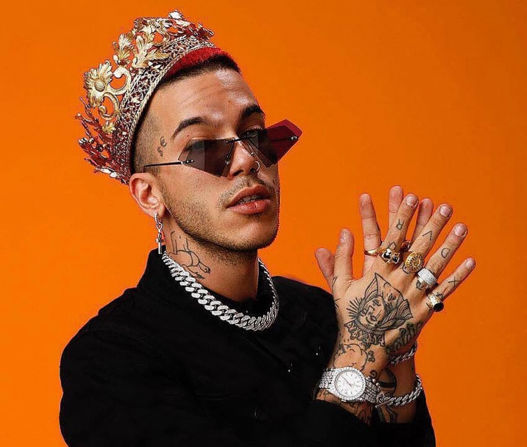 Sfera Ebbasta regna le classifiche con il suo nuovo album 'Famoso'
