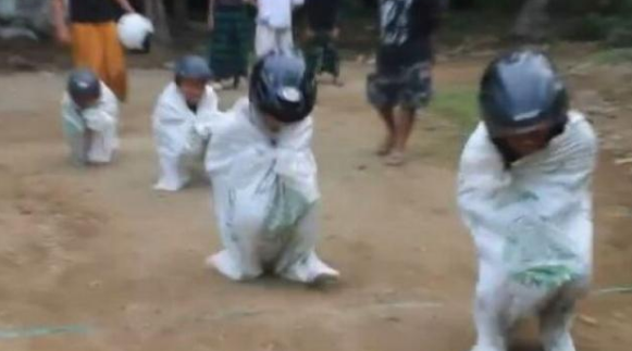 Bikin Ngakak, Video Lomba Balap Karung Pake Helm Menjadi Viral