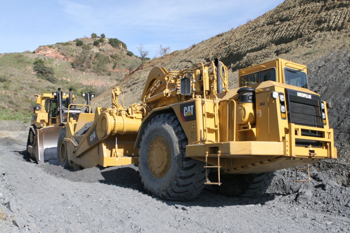 Maquinaria y Construcción: Motoescrepas