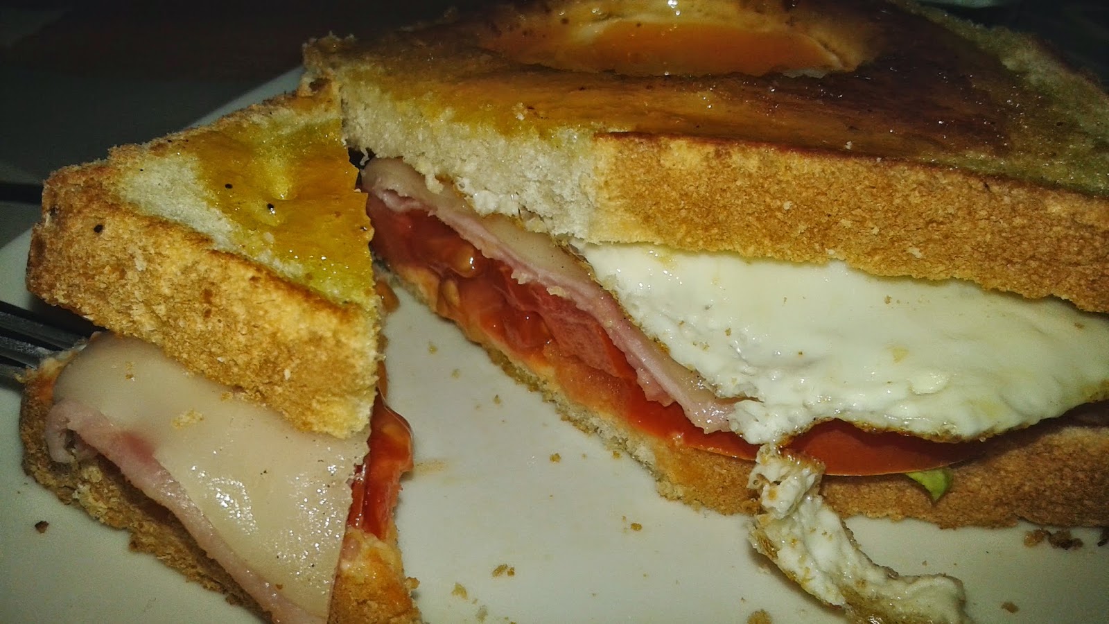 Como miel en pan tostado: Mixto con huevo