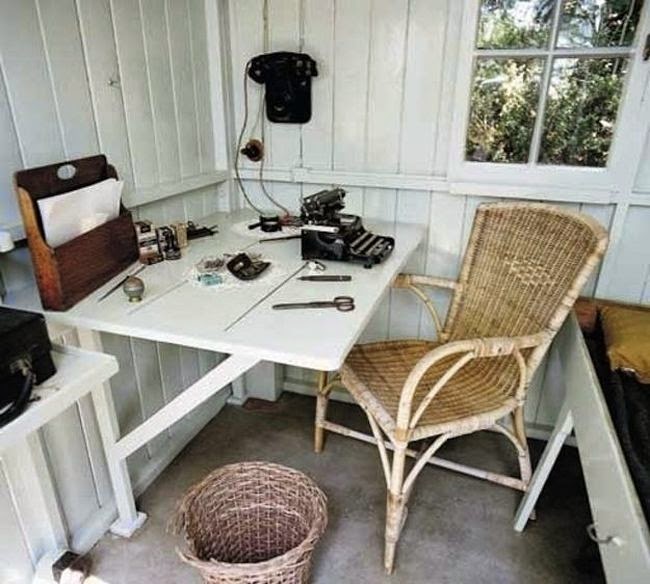 Workspaces Of Some Of The Greatest Artists Of The World (38 Pictures)