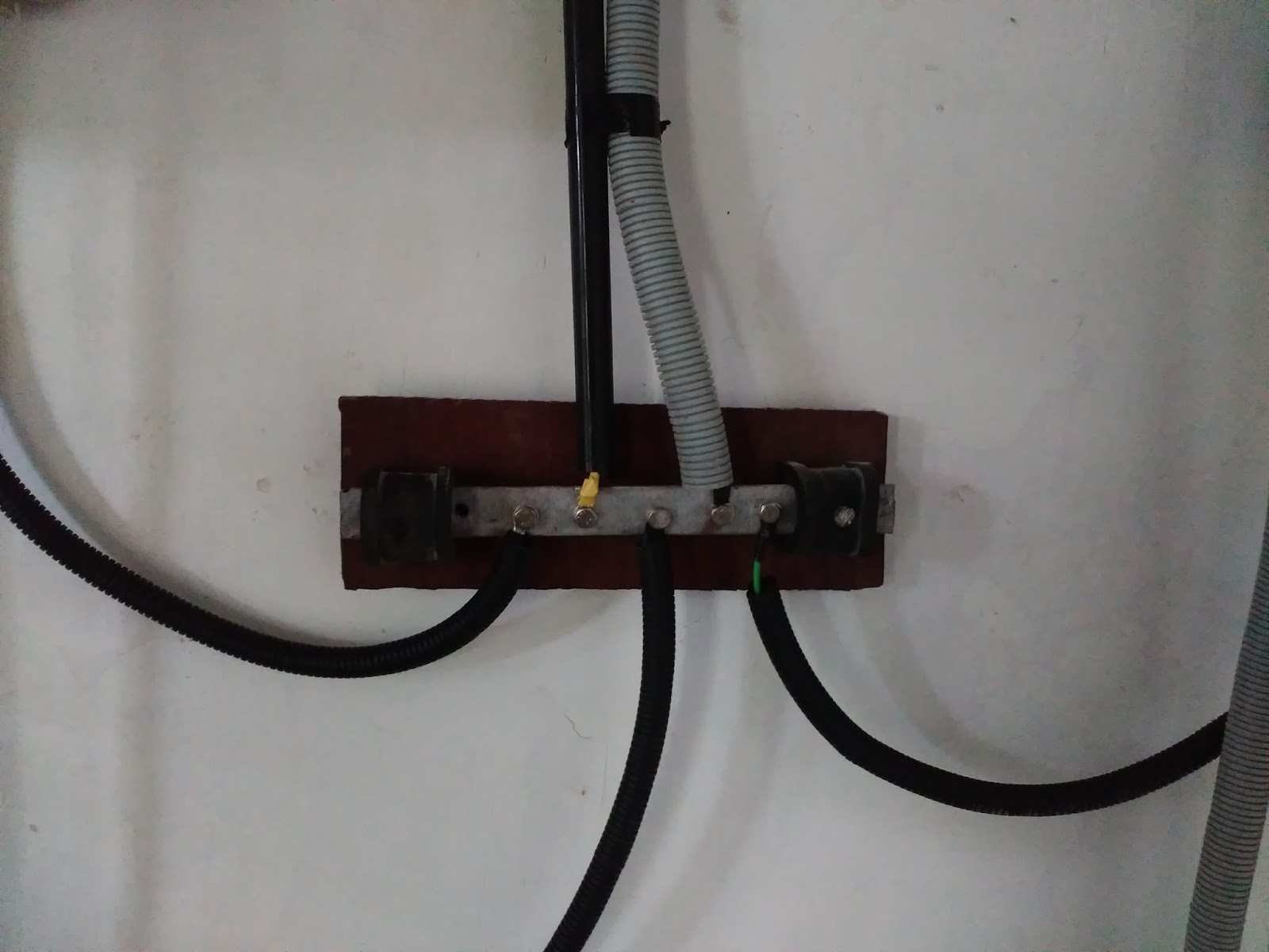 SustainableEveryDay: DIY grounding the hybrid PV inverter system