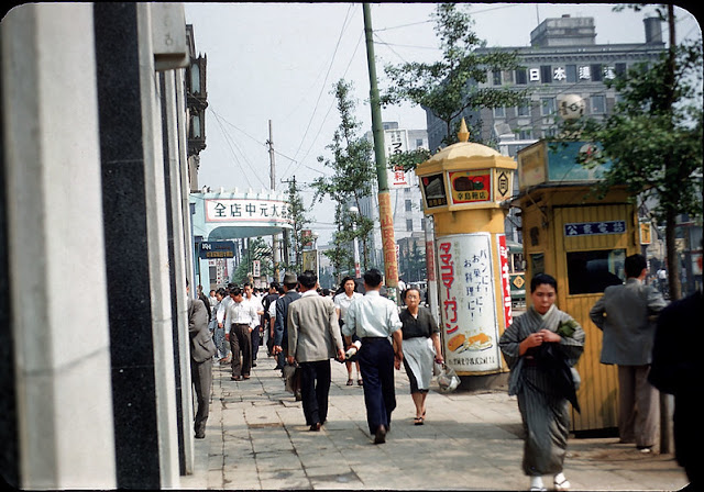 35 Fascinating Color Snaps Capture Everyday Life of Tokyo in the Early ...