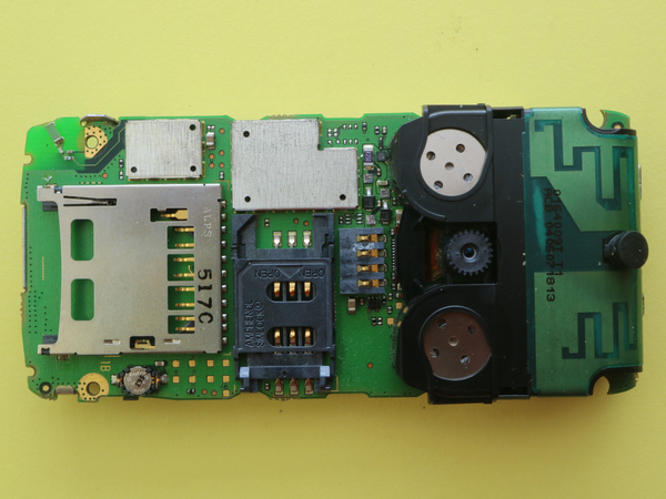 BugWorkShop - 甲蟲工作室: Motorola （摩托羅拉）E680i Linux 智能手機（Smart Phone）PCB模組 - 拆解（三）