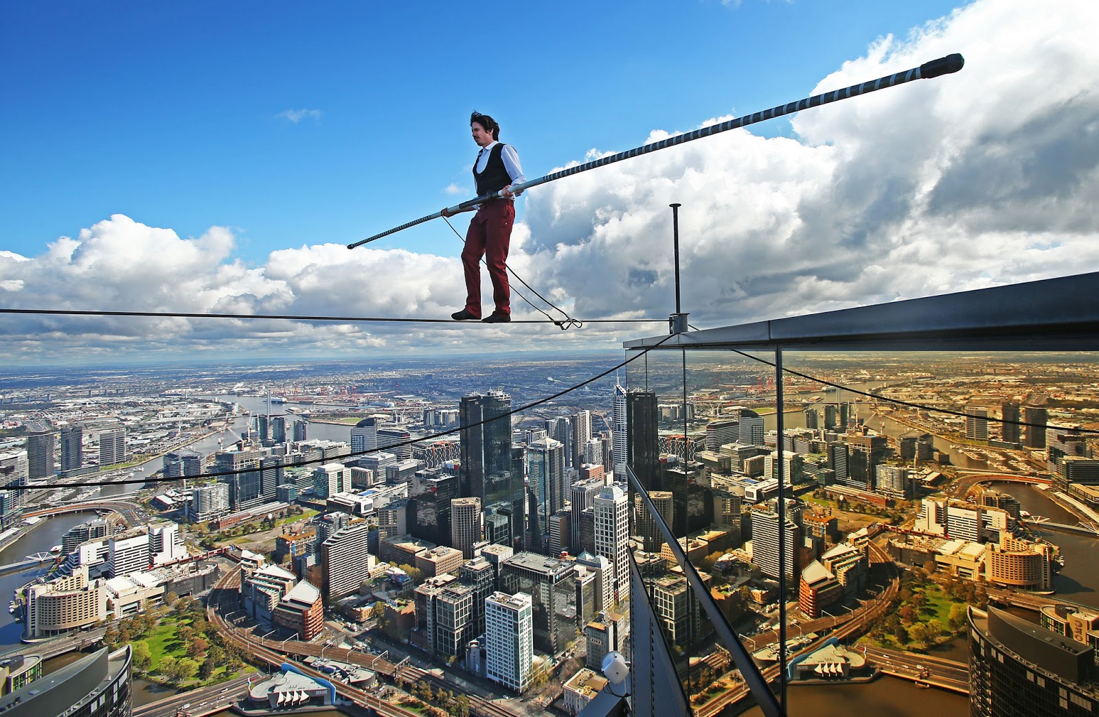 "High-wire act" nghĩa là gì?