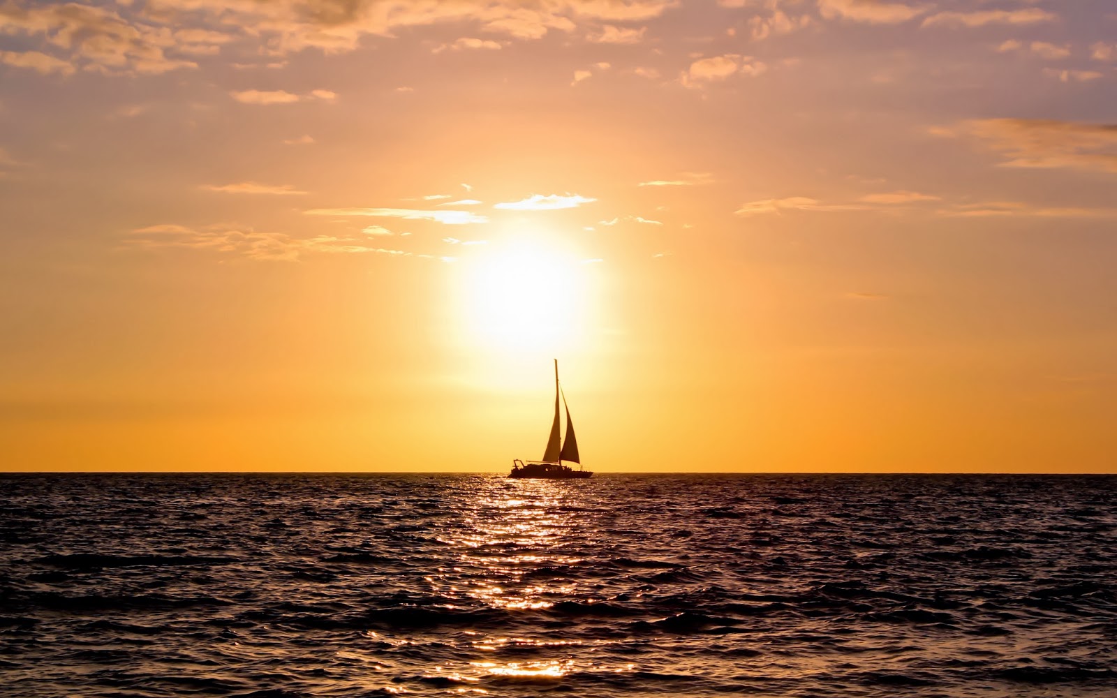 Zeilboot bij ondergaande zon