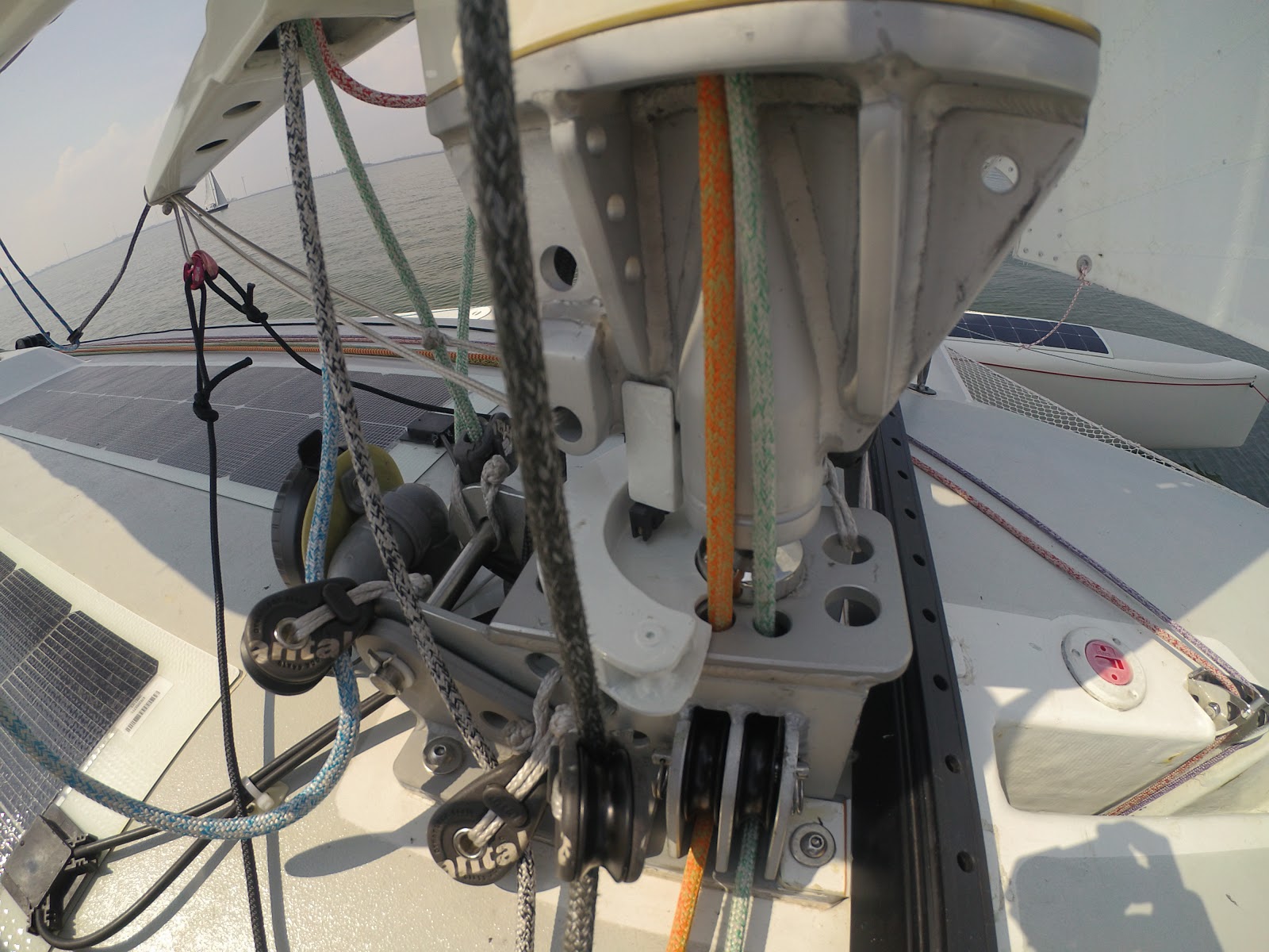 F32R(s;-) Thriller: rotating mast windsensor