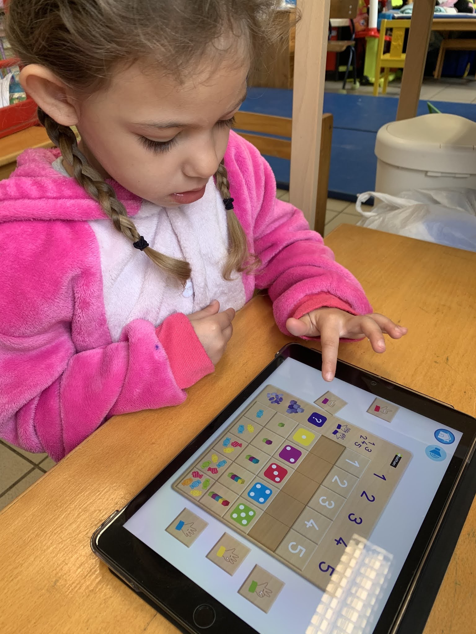 Travail individuel sur les tablettes - École Sainte-Marie à Boirs - Blog