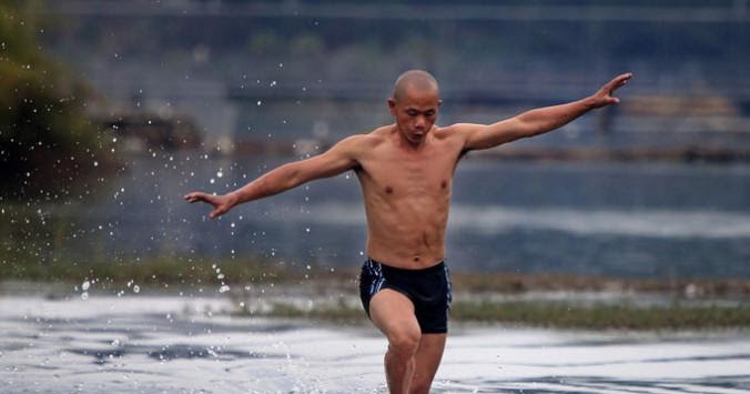 Shaolin Monk Sets World Record For Running Over Water - ROFLwall