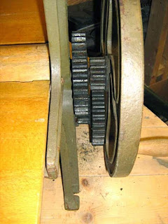 Kerstin's extras: The innards of one table-top mangle