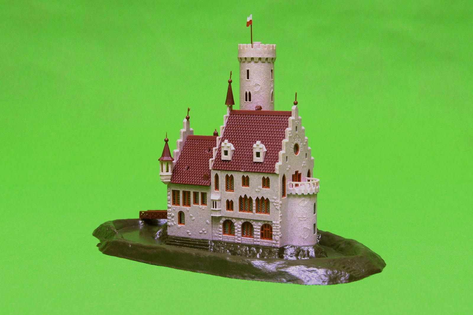 My Miniature Worlds: Faller 232242, N-scale moated castle