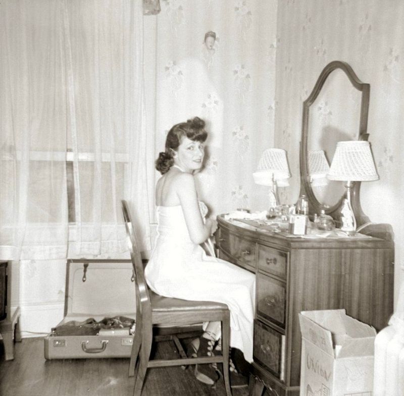 32 Old Pics Show Dressing Tables From Between the 1940s and '60s ...