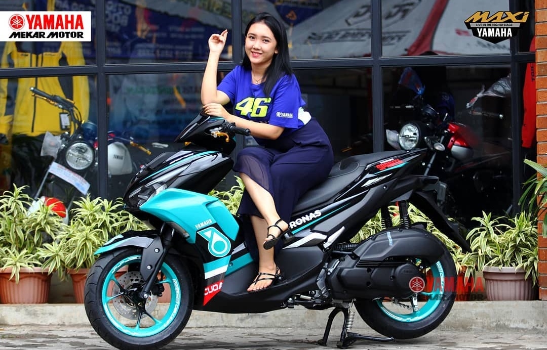 AEROX 155 CONNECTED CUSTOM