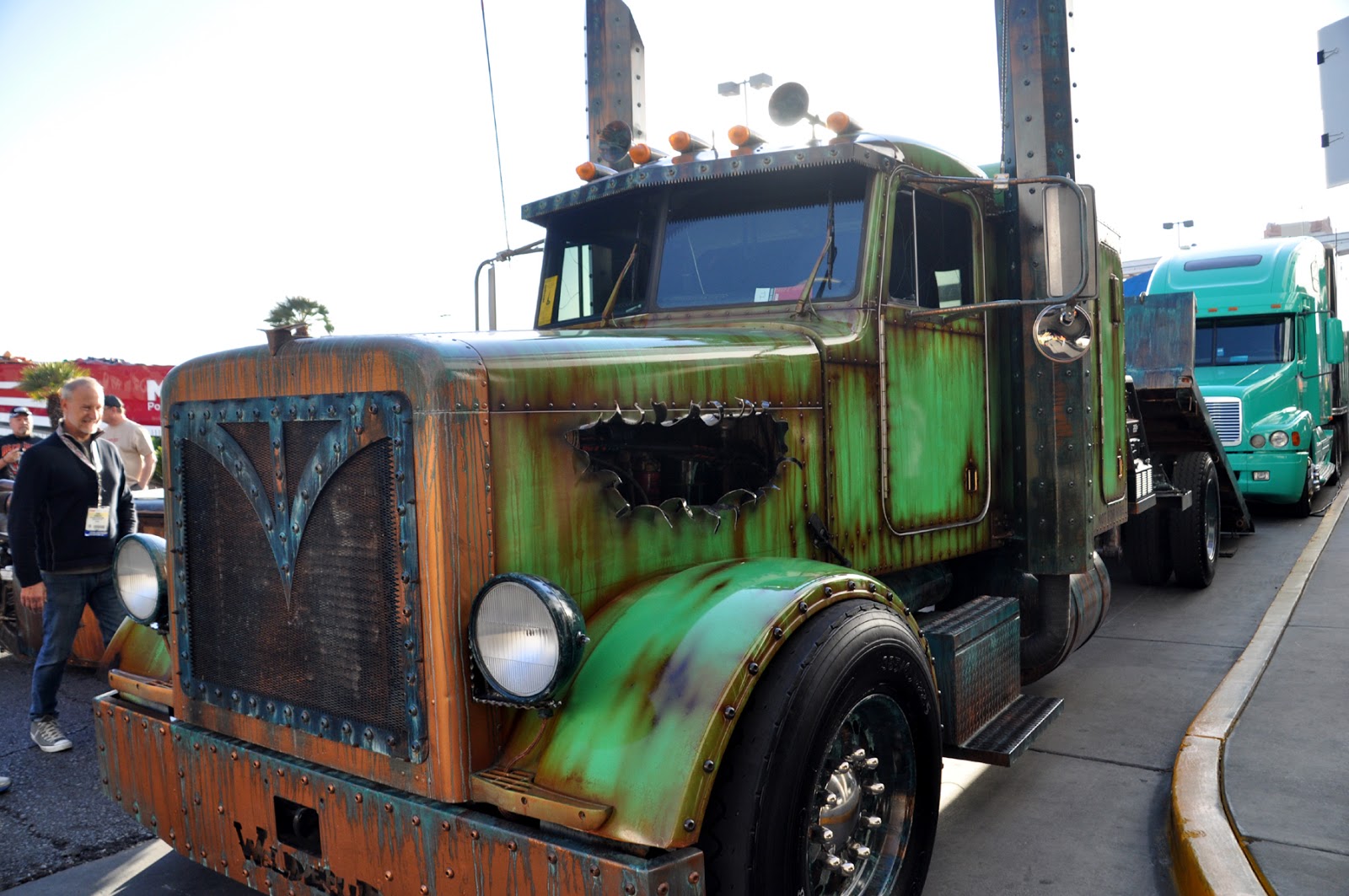 Just A Car Guy: the Welder Up crew brought a newish semi to SEMA! Cool ...