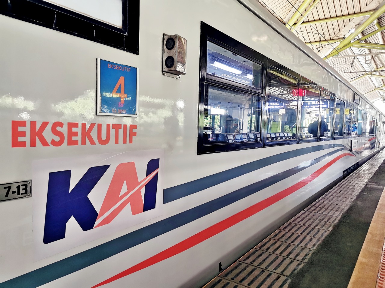Foto: Logo Baru KAI Nempel di Lokomotif dan Gerbong Kereta