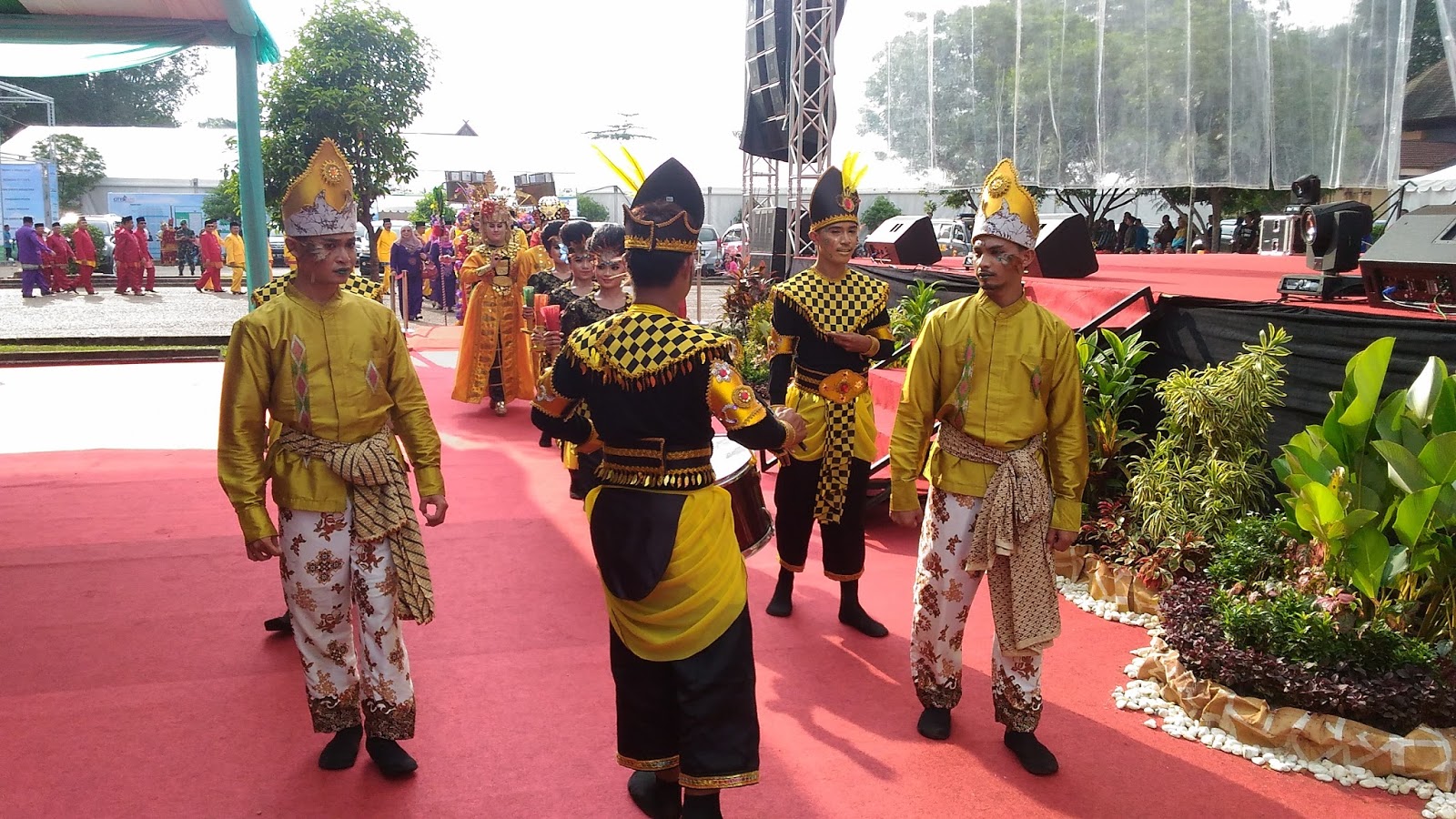 " SANGGAR NUSANTARA DOT COM " | Jakarta: Sewa Baju Adat Gorontalo di ...